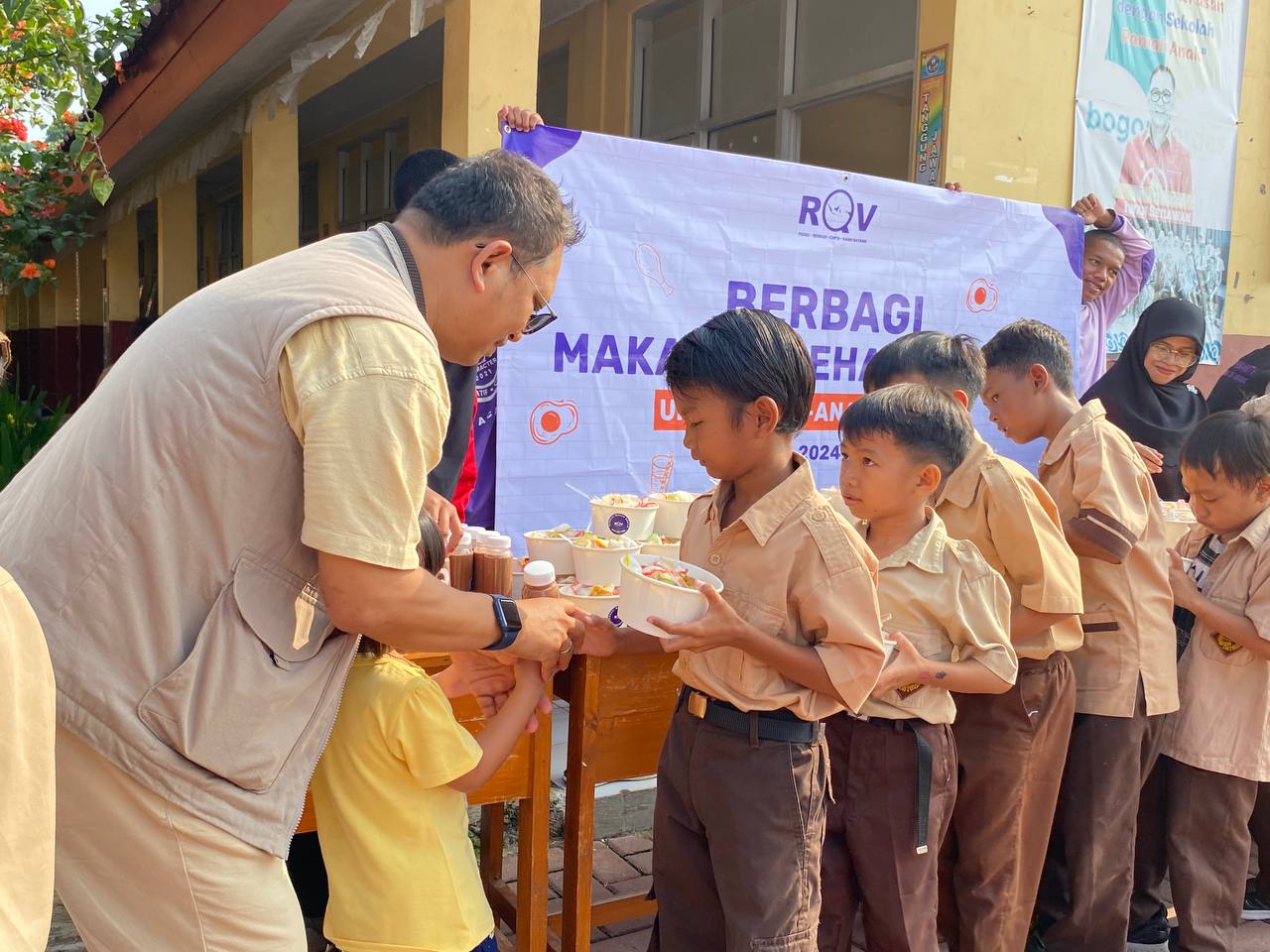 RQV Indonesia Berbagi - Makan Gratis Untuk Anak Sekolah